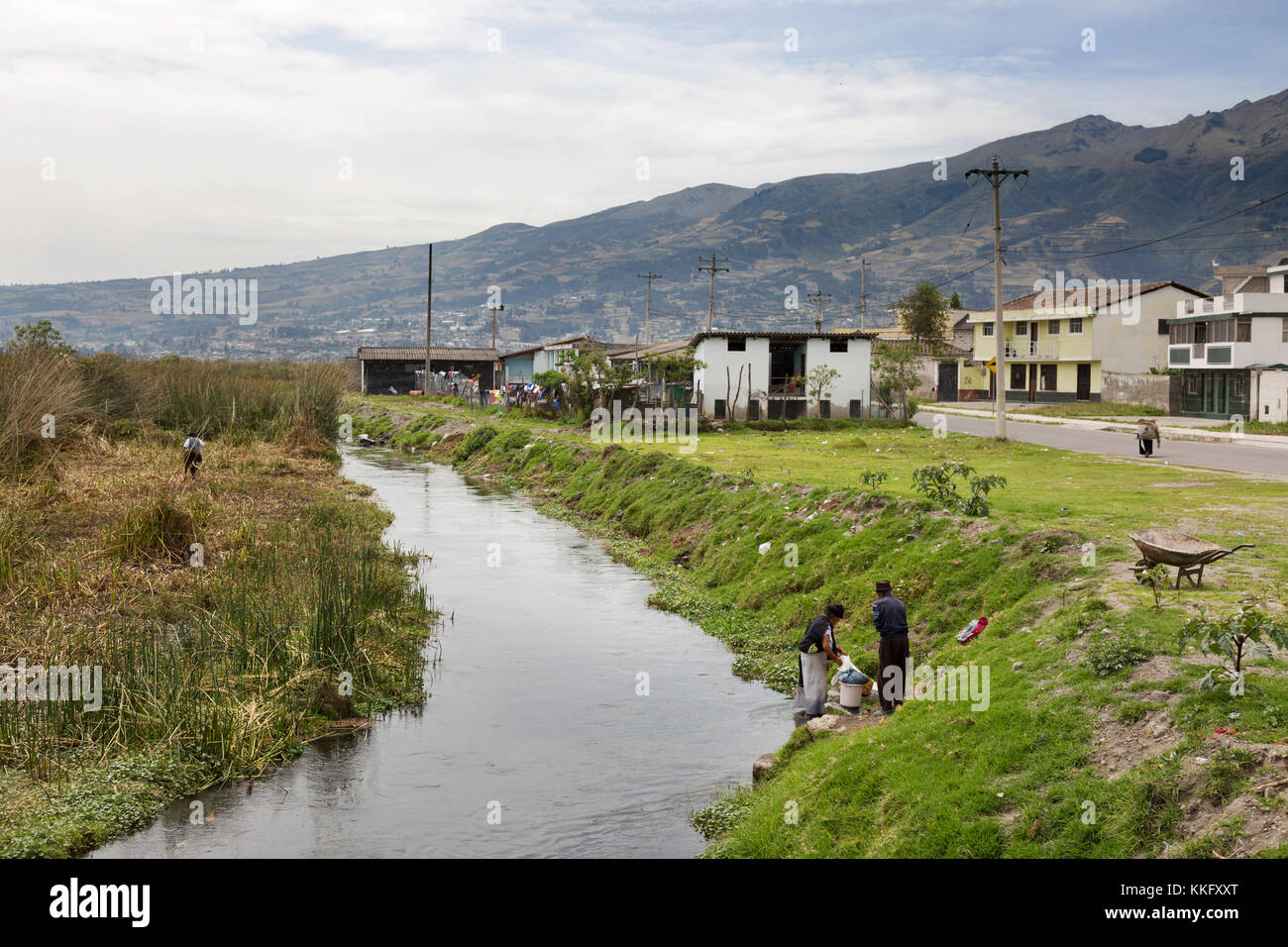 Ecuador America del Sud - indigeni e di allevamento a lavare i panni ...