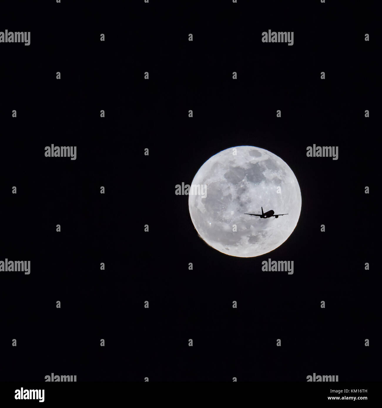 Aereo e luna piena immagini e fotografie stock ad alta risoluzione - Alamy