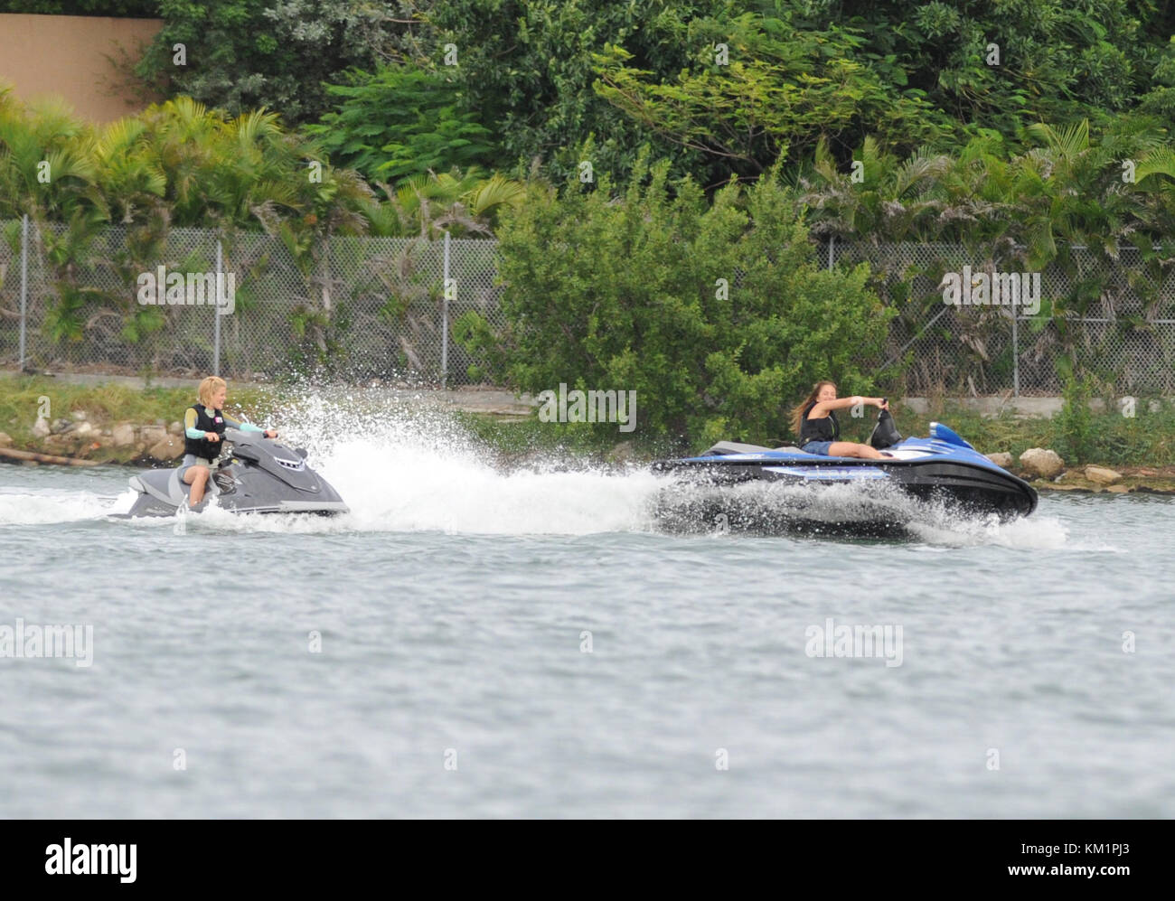 MIAMI BEACH, Florida - 04 OTTOBRE: Minka Kelly, Rachael Taylor e Annie ...