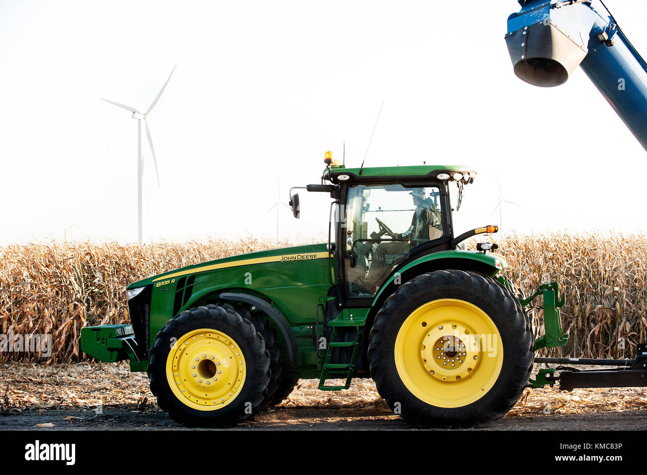 Agricoltore che guida il trattore john deere immagini e fotografie stock ad alta risoluzione - Alamy