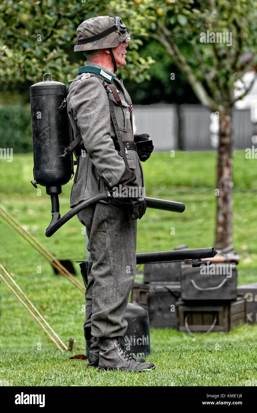 Flammenwerfer 35 immagini e fotografie stock ad alta risoluzione - Alamy