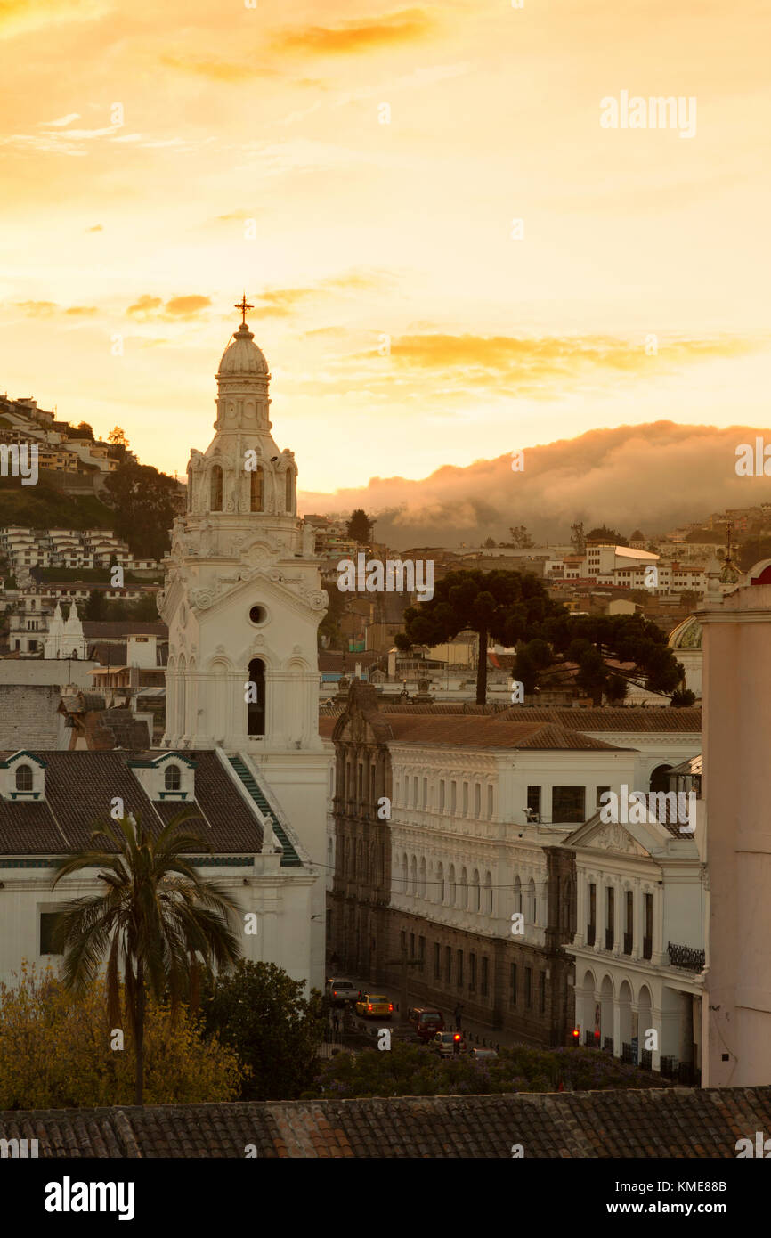 Quito Ecuador - tramonto al di là di Quito Cathedral e nuvole in ...