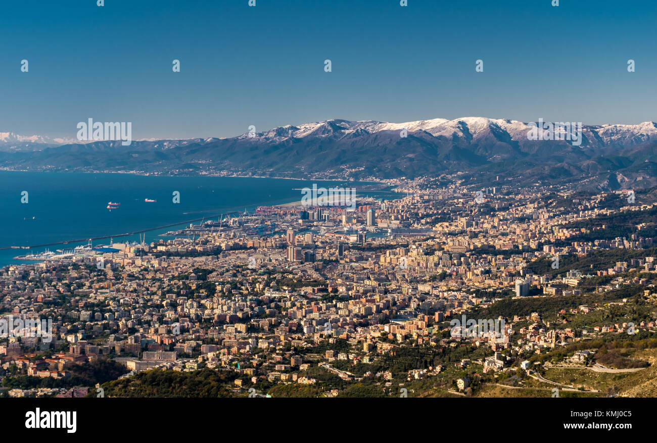 Vista aerea di Genova e il suo golfo visto da Monte Fasce Foto stock ...
