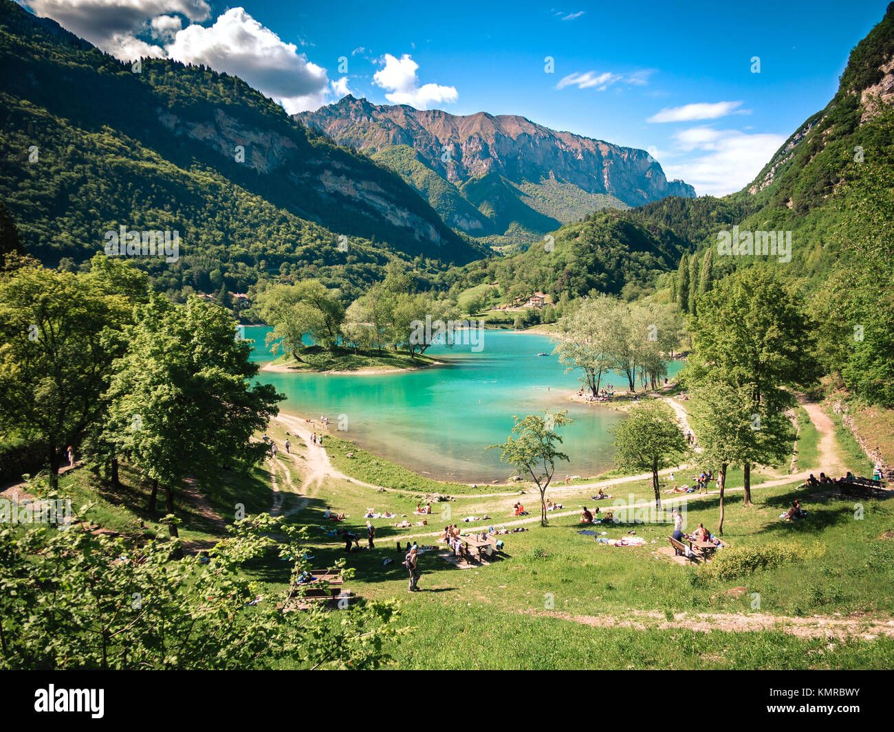 Panorama del Lago di Tenno circondato da montagne italiane Foto stock ...