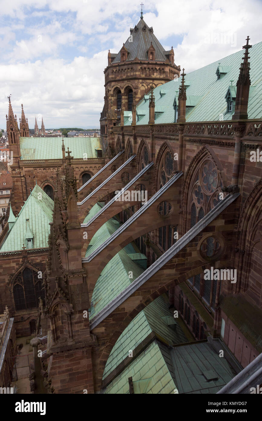 Una veduta aerea della cattedrale di Strasburgo e i suoi archi rampanti ...