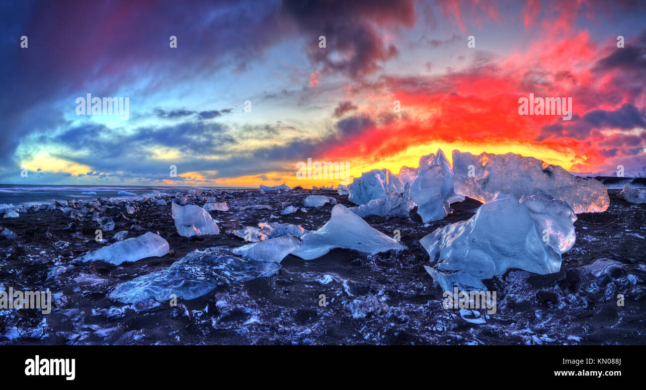 Bellissimo tramonto sulla famosa spiaggia di Diamante, Islanda. Questa ...