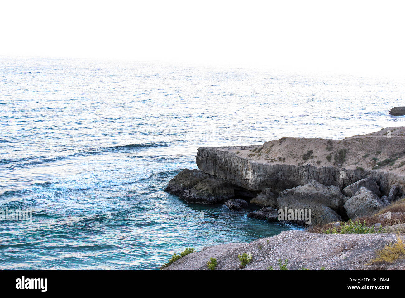 In riva al mare o con vista sul mare della spiaggia di Oman in acque ...
