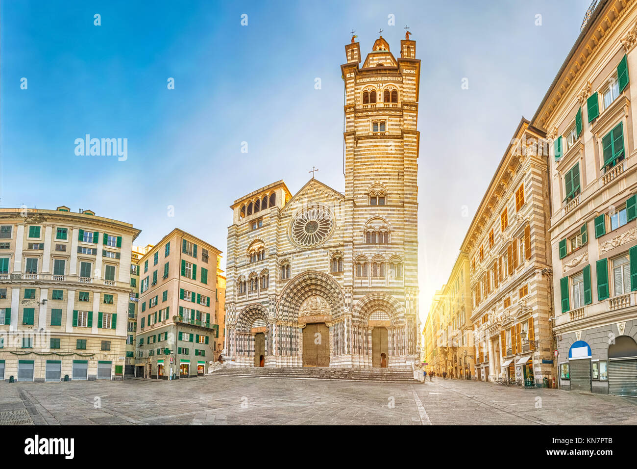 Cattedrale di Genova il sunrise - vista da Piazza San Lorenzo piazza di ...
