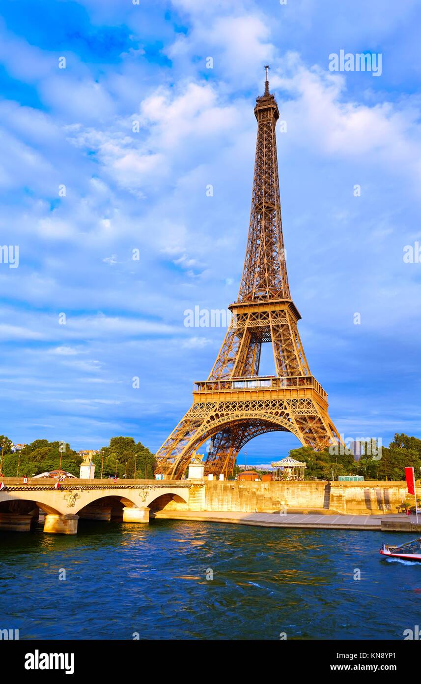 Torre Eiffel Al Tramonto Immagini e Fotos Stock - Alamy