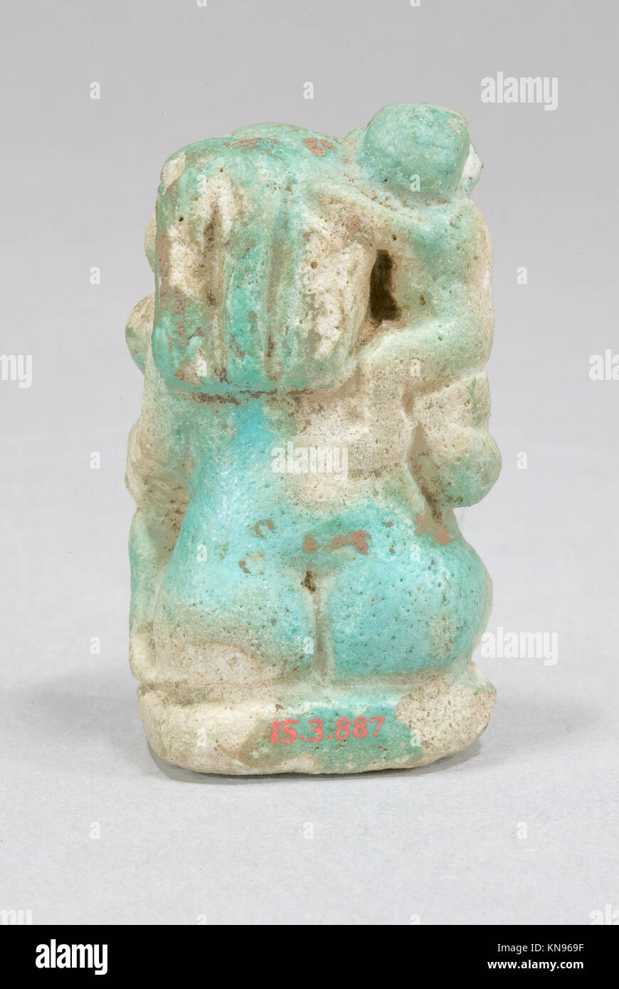 Questa scultura, intitolata "Nano", raffigura un personaggio in modo ...