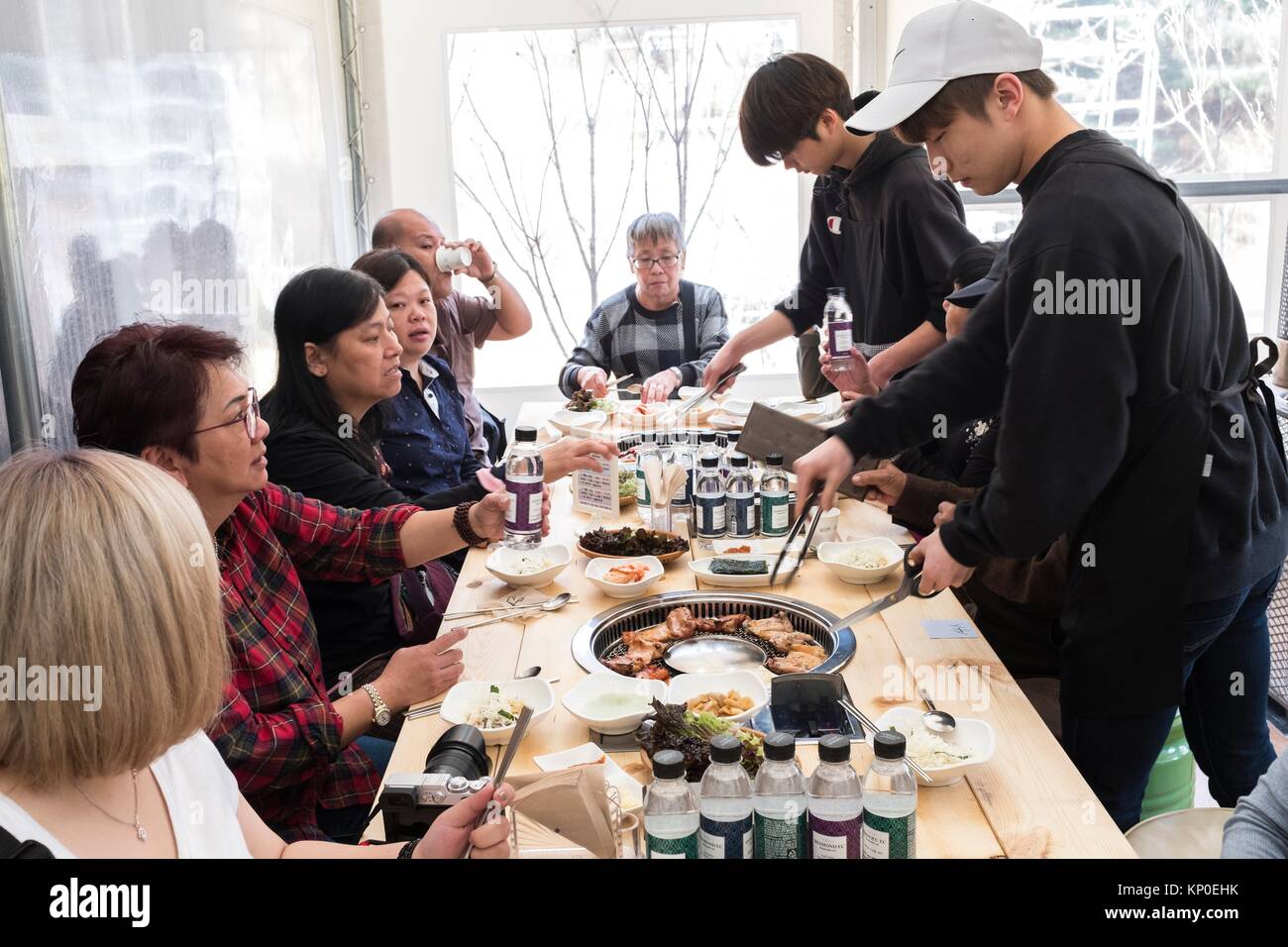 Ristorante coreano barbecue interno immagini e fotografie stock ad alta ...