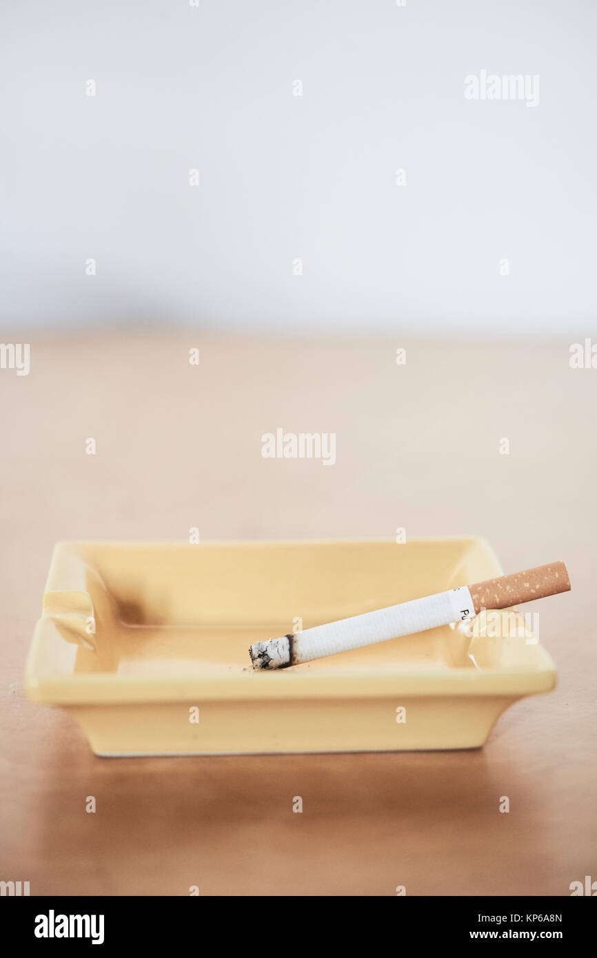Ceneri di sigaretta immagini e fotografie stock ad alta risoluzione - Alamy