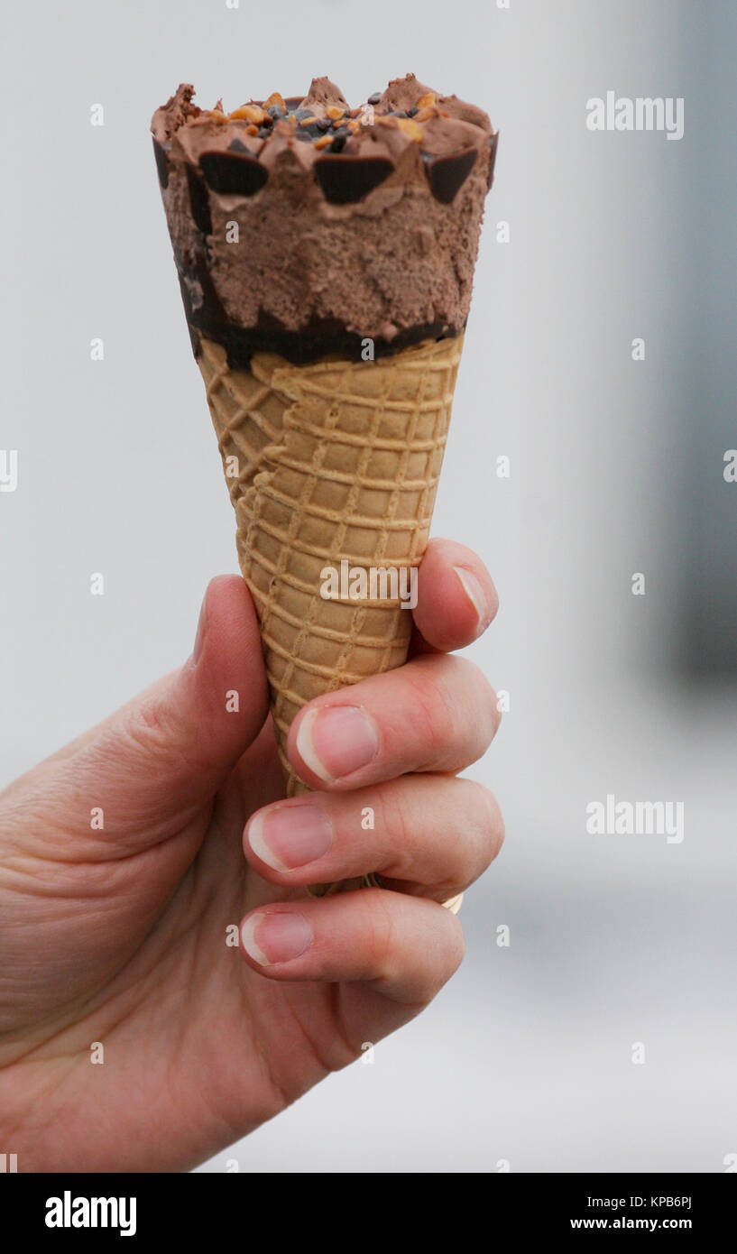 Gelato al cornetto immagini e fotografie stock ad alta risoluzione - Alamy