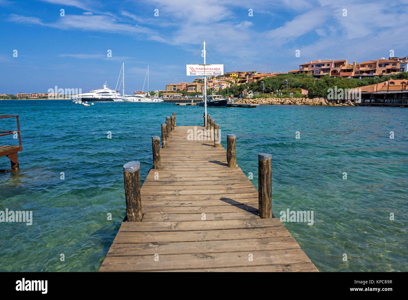 Pontile in legno a Marina, Yacht a Porto Cervo, destinazione di lusso ...
