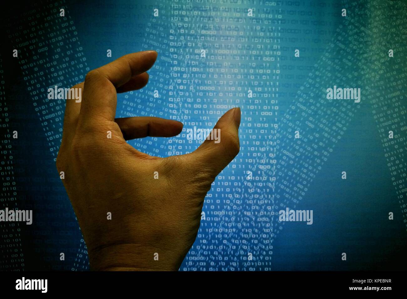 Mano davanti la codifica su schermo del calcolatore display. Blu codice ...