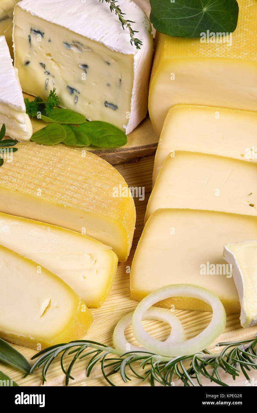 Forma di formaggio a pasta dura immagini e fotografie stock ad alta ...