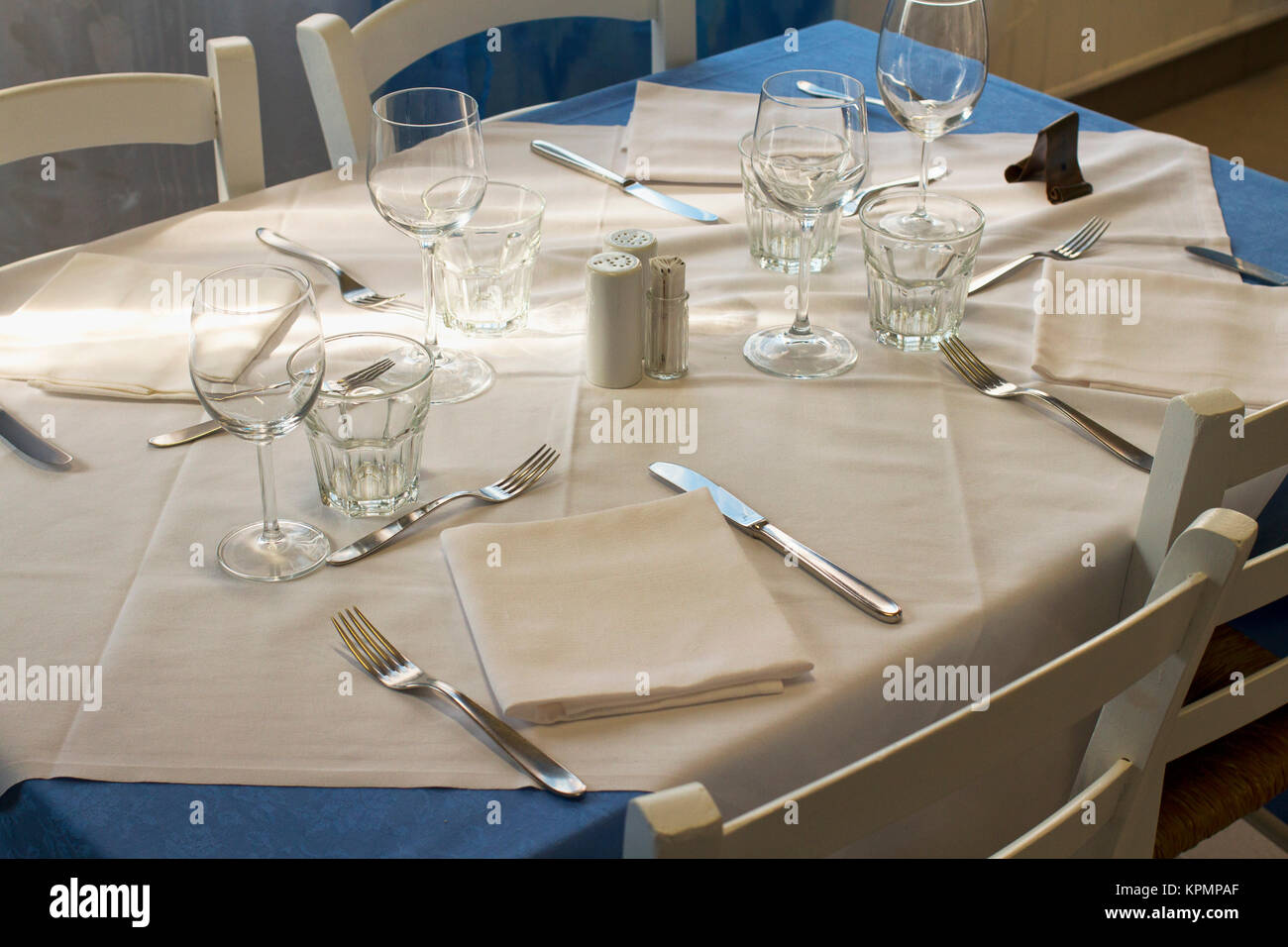 Tovaglie per apparecchiare la tavola immagini e fotografie stock ad ...