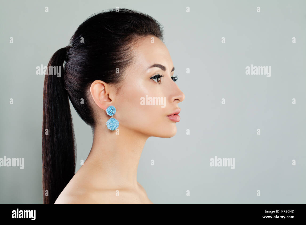 Closeup moda ritratto del bellissimo modello donna che indossa ...