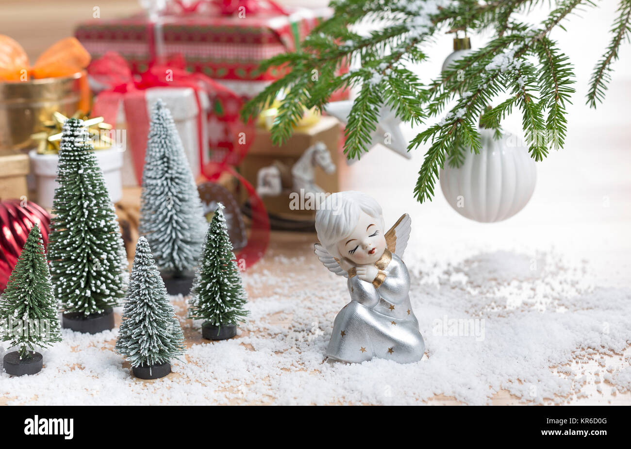 Angelo di natale con alberi di natale immagini e fotografie stock ad ...