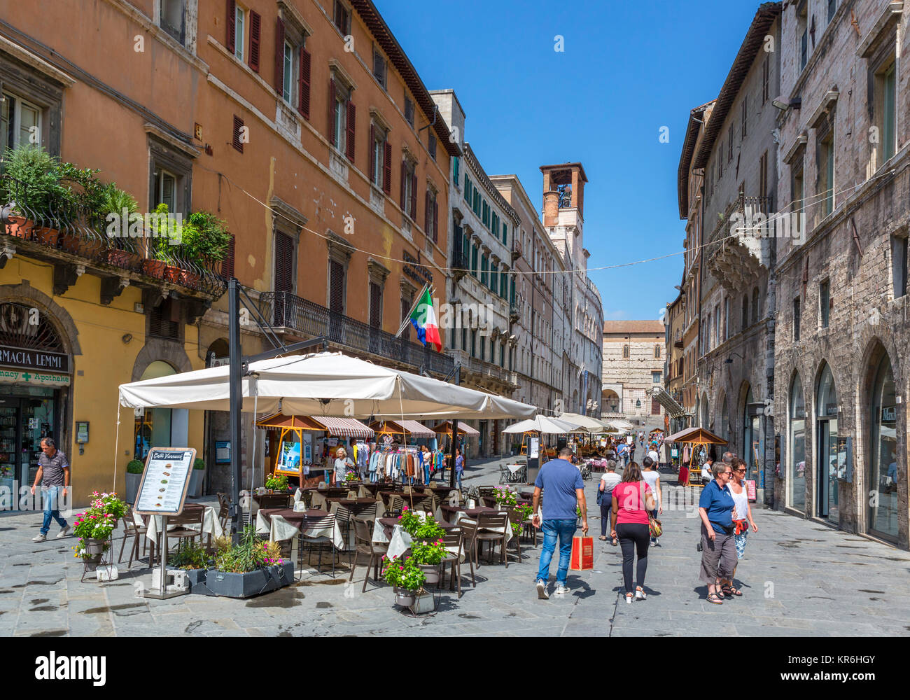 Caffetterie, ristoranti e negozi sul Corso Pietro Vannucci nel centro ...