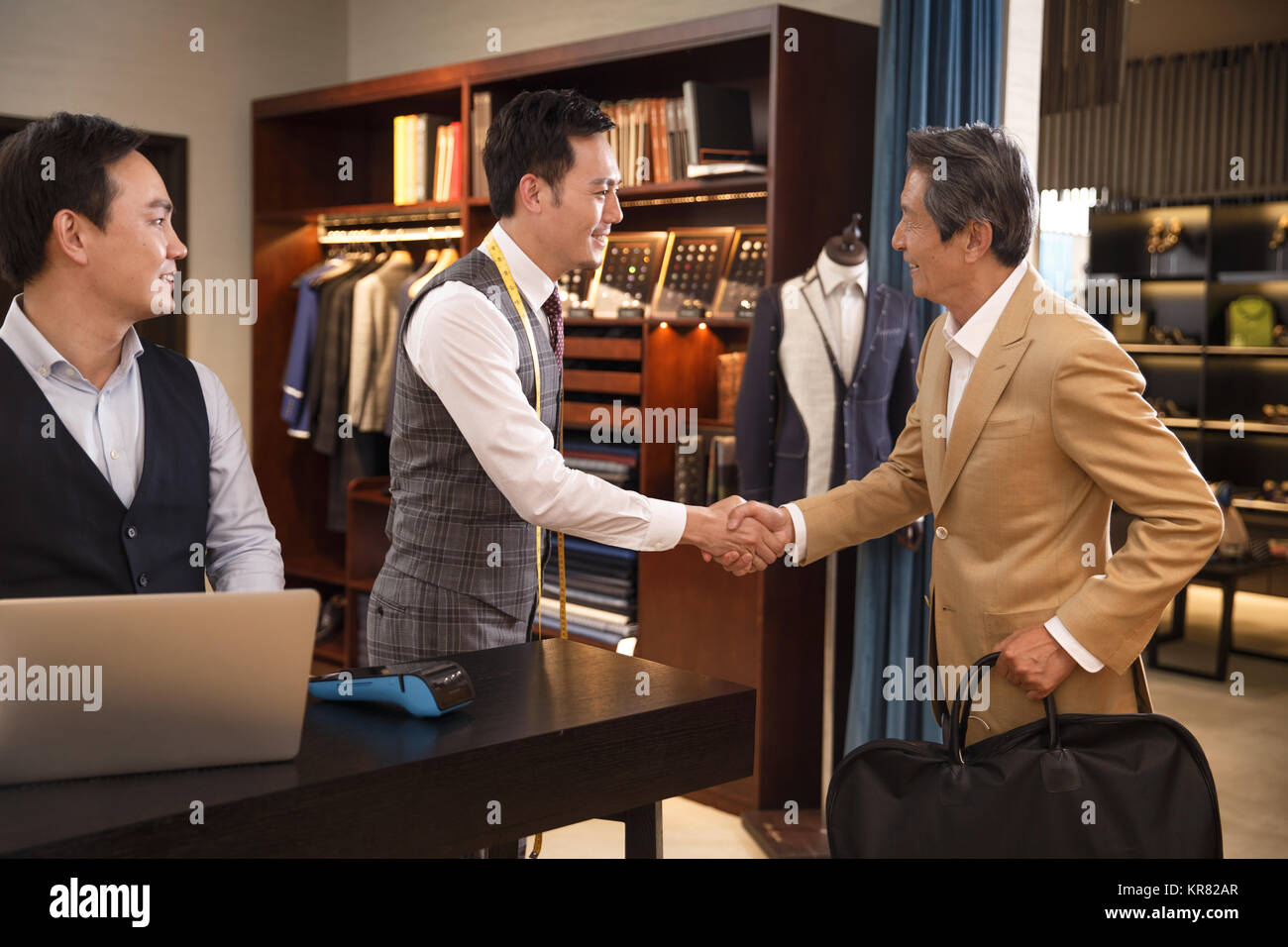 Contatore tre clienti immagini e fotografie stock ad alta risoluzione ...