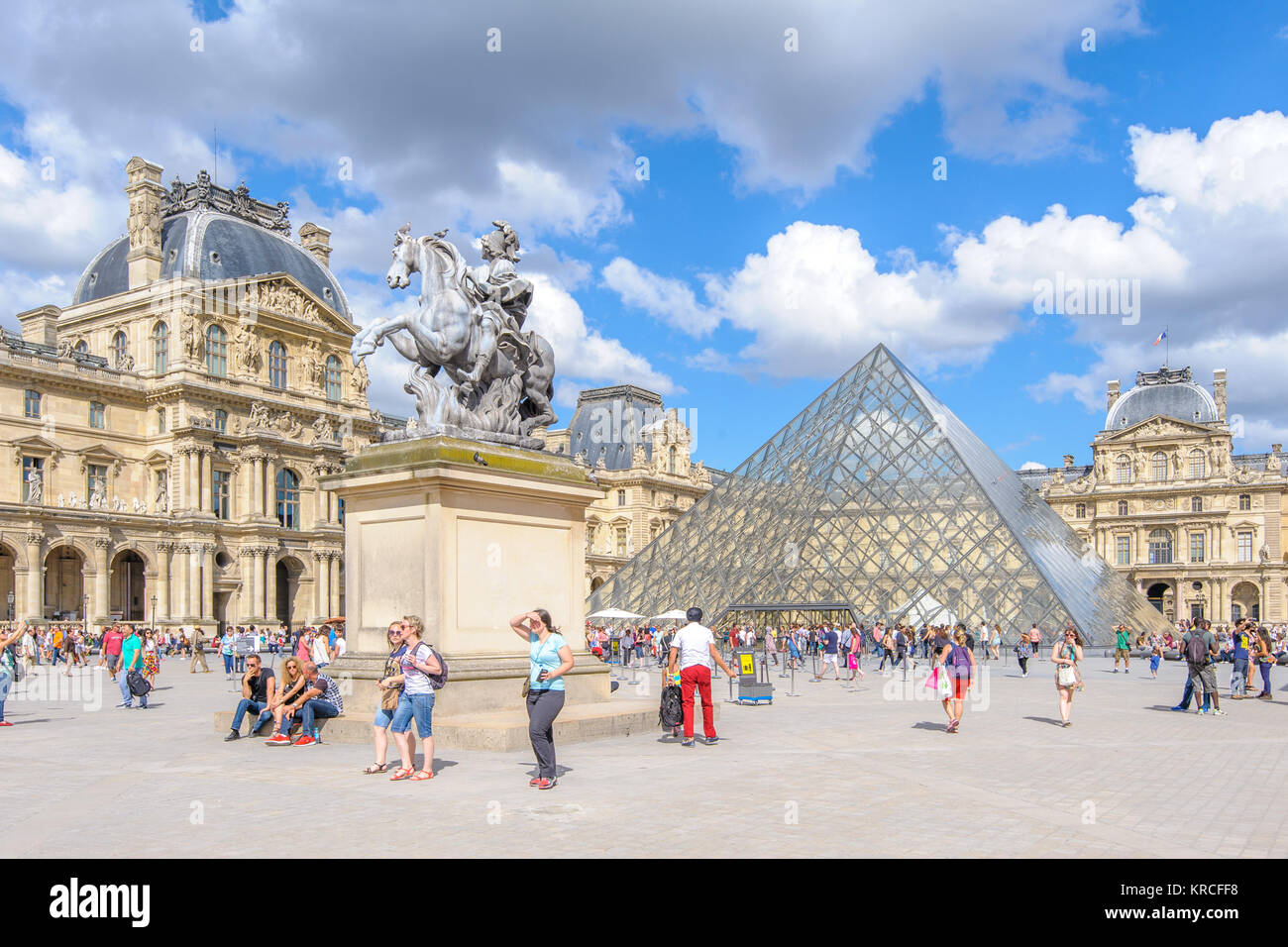Il museo del louvre piramide di vetro di parigi immagini e fotografie ...
