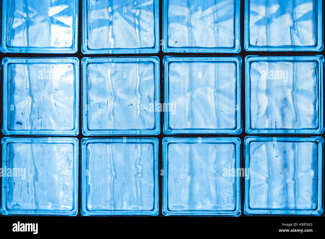 Parete trasparente di piastrelle in vetro che serve come vetro colorato ...