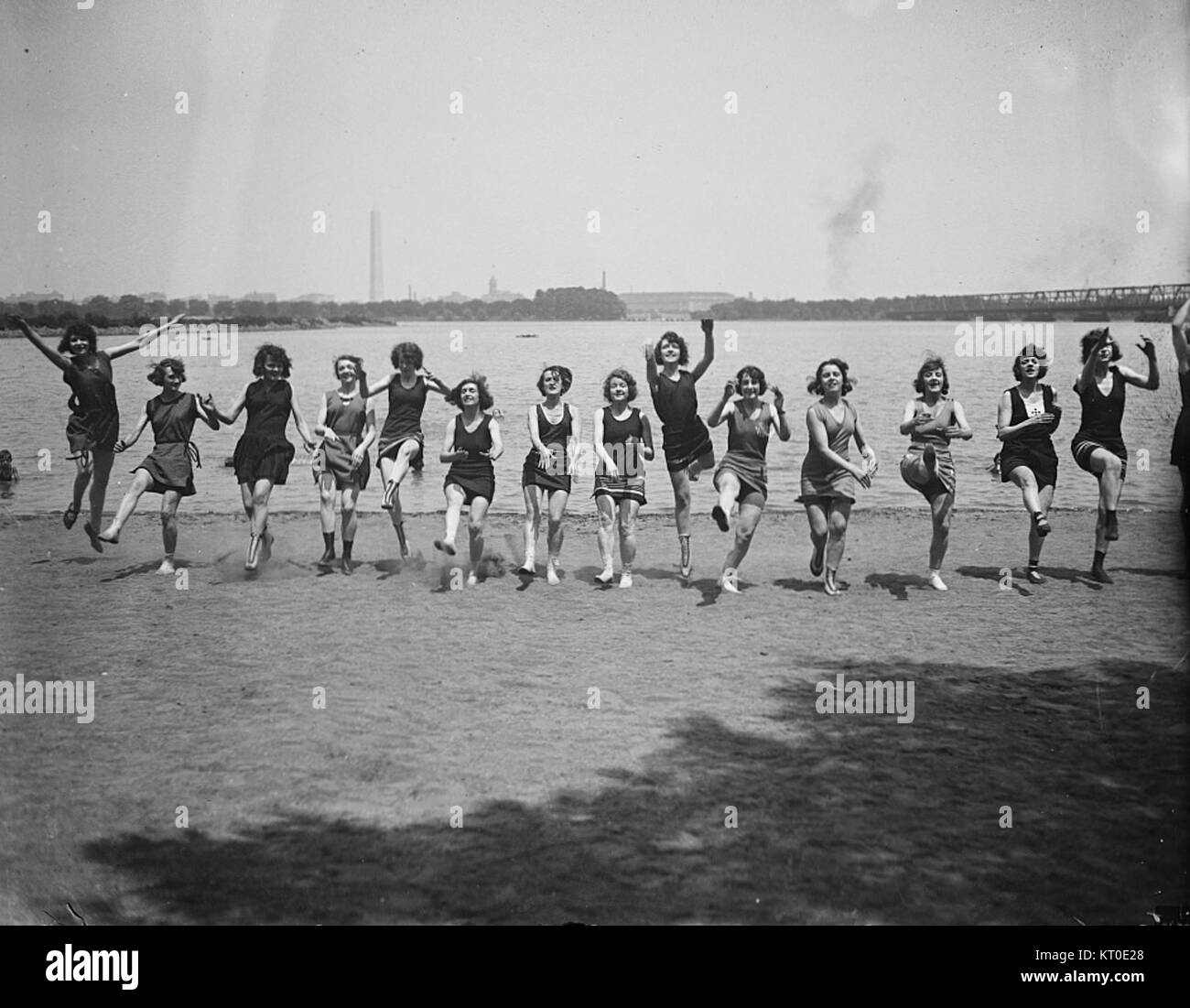 Donne che ballano sulla spiaggia 1920s immagini e fotografie stock ad ...