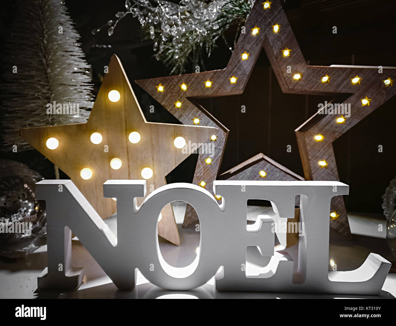 Noel parola fatta di lettere in legno su uno sfondo illuminato con ...