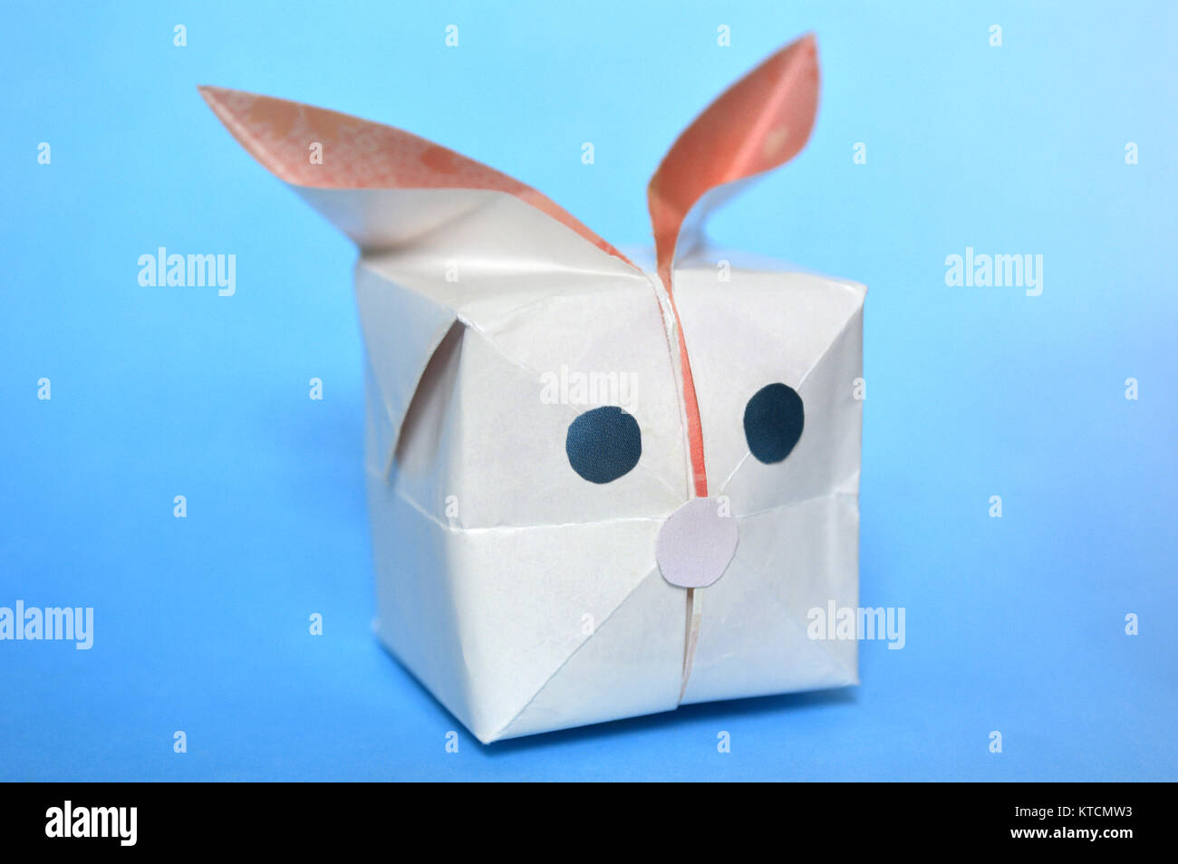 Origami di coniglio immagini e fotografie stock ad alta risoluzione - Alamy
