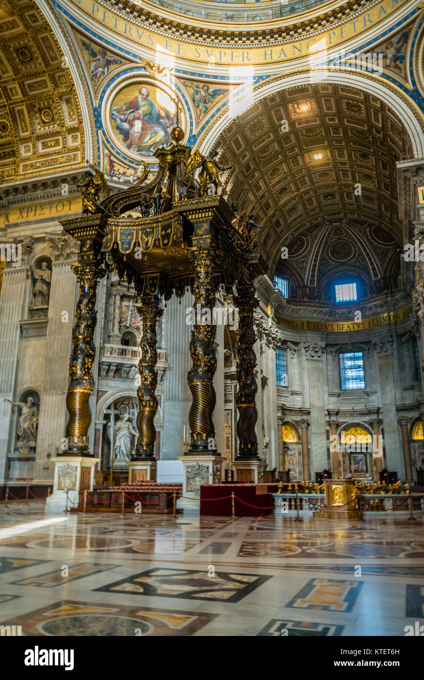 Altare nella basilica di San Pietro Chiesa di Roma Foto stock - Alamy