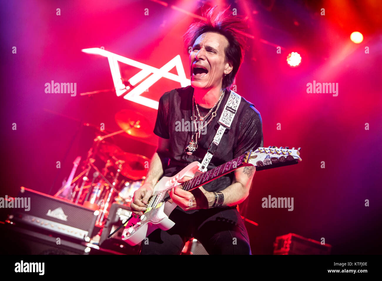 Musicista steve wai immagini e fotografie stock ad alta risoluzione - Alamy