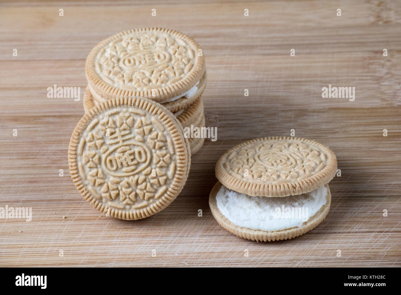 Oreo sandwich cookie immagini e fotografie stock ad alta risoluzione ...