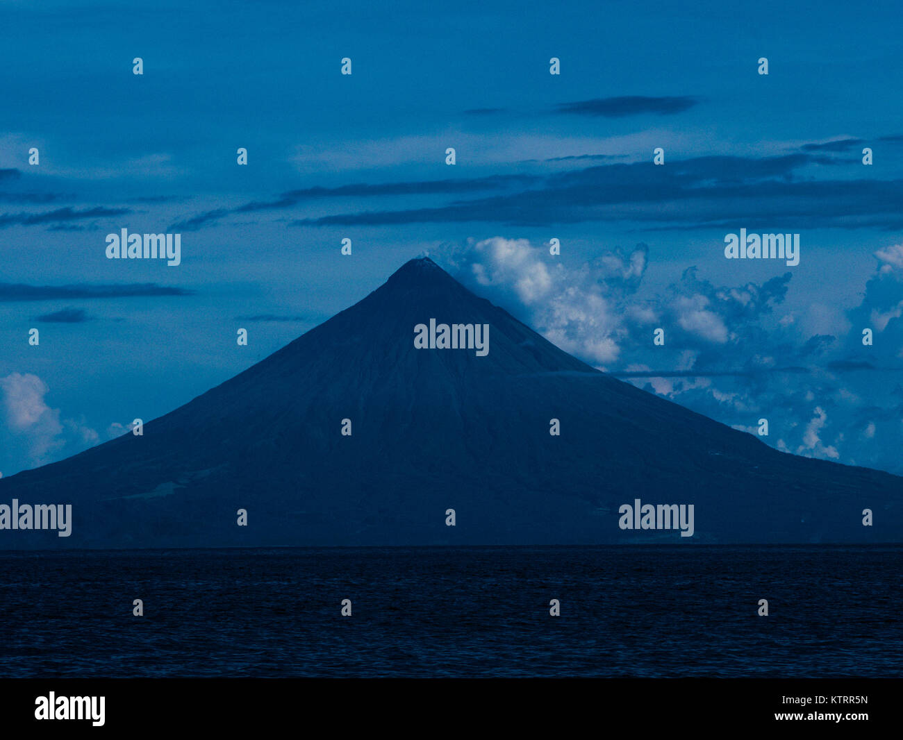 Vulcano a forma di cono immagini e fotografie stock ad alta risoluzione ...