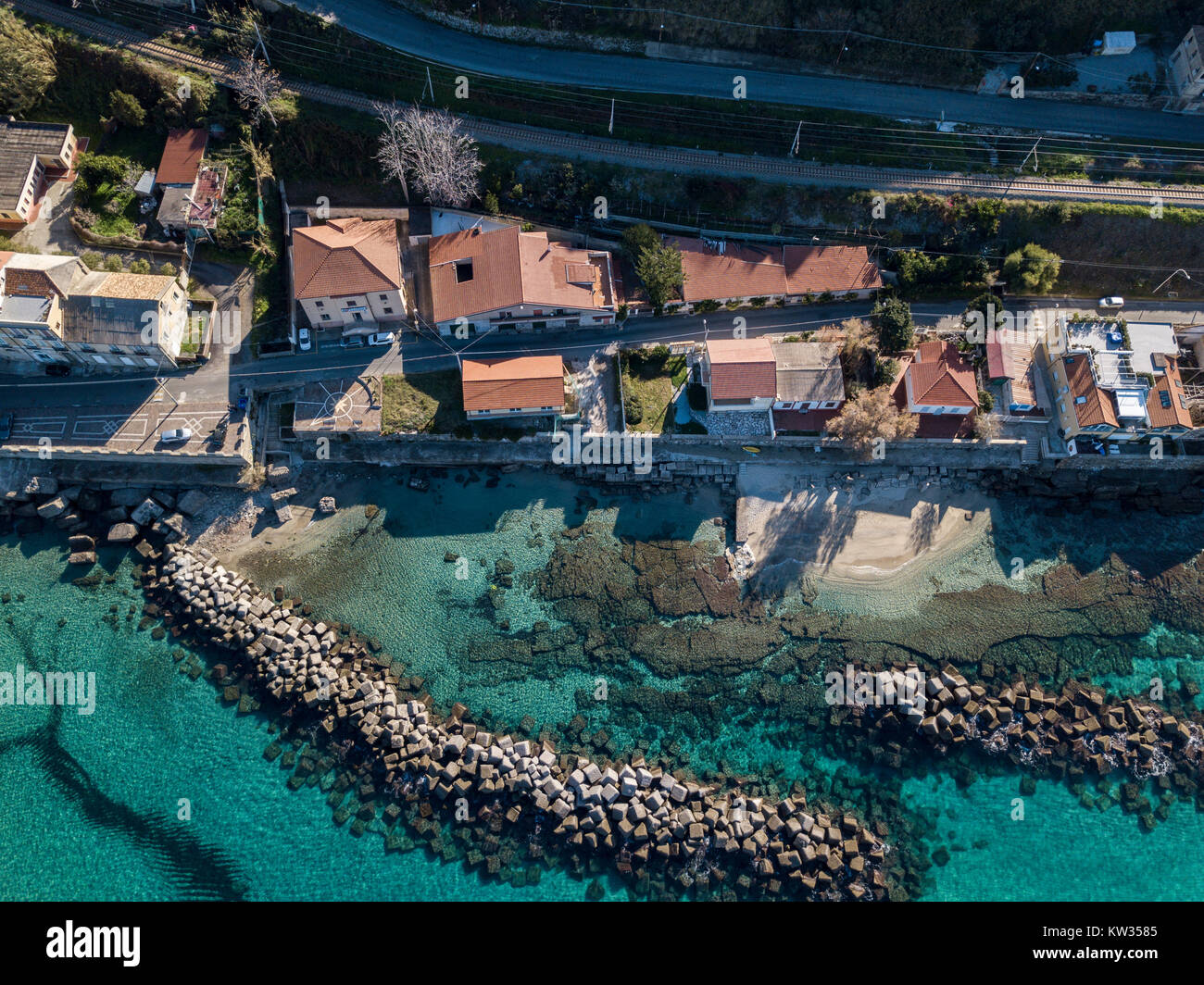 Vista aerea di un molo con pietre e rocce sul mare. Il molo di Pizzo ...