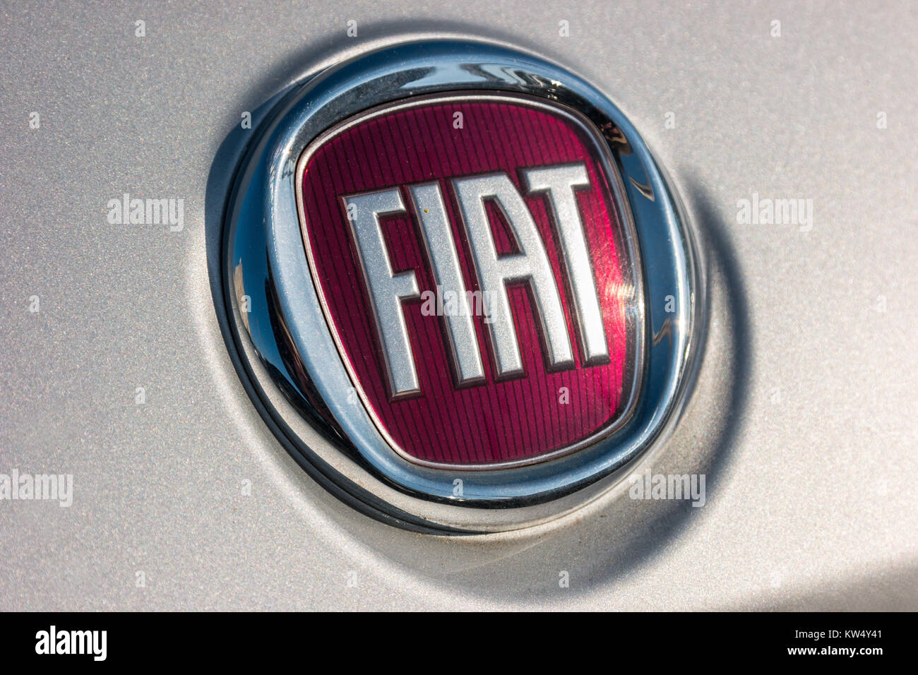 Logo del logo dell'auto. Fiat è una multinazionale italiana-americana ...