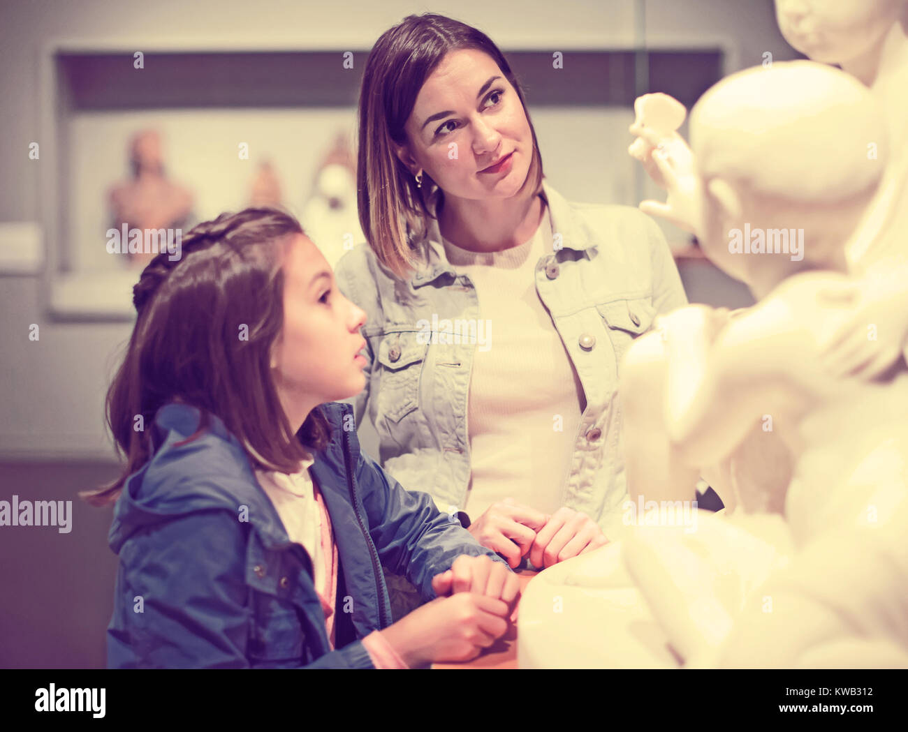 Due statue classiche femminili immagini e fotografie stock ad alta ...