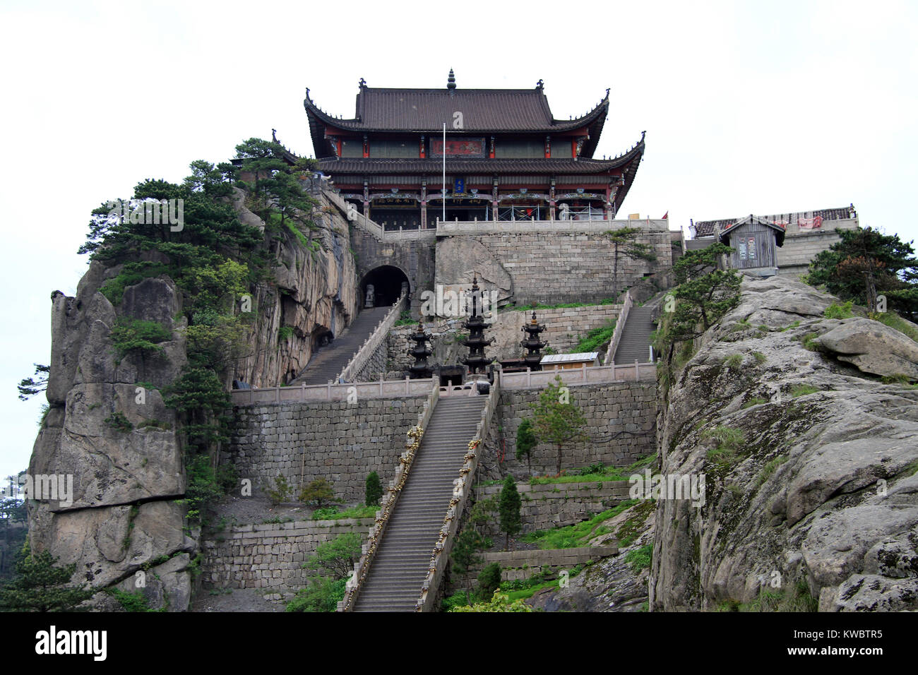Tempio buddista Tiantai sulla sommità del monte in Jiuhua Shan, Cina ...