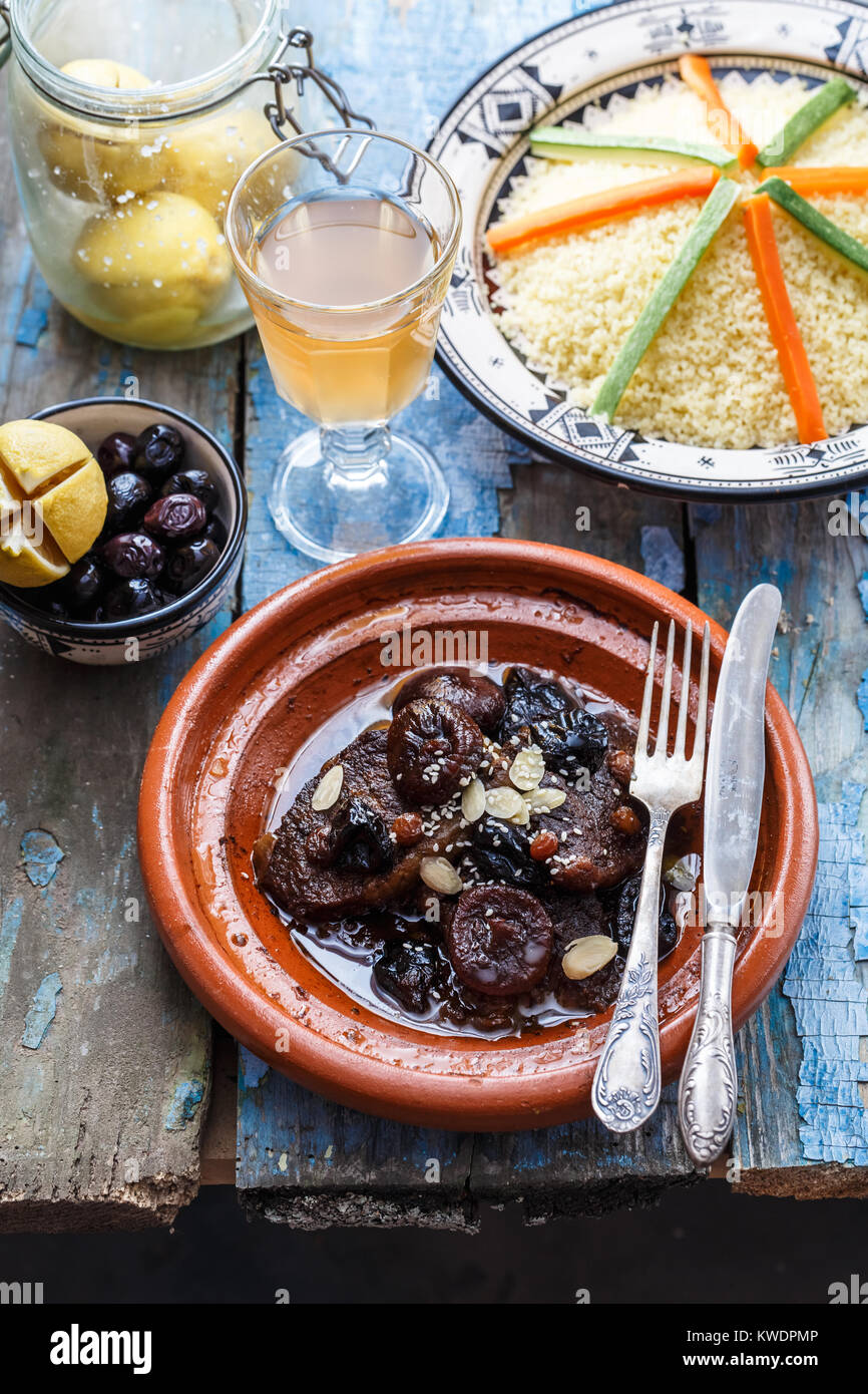Piatti marocchini tradizionali: tajine di manzo, cuscus, olive e limoni ...