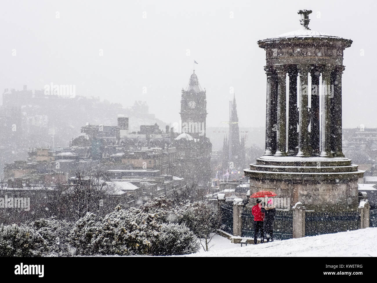 La neve cade sulla città di Edimburgo nel dicembre. Vista dello Skyline ...