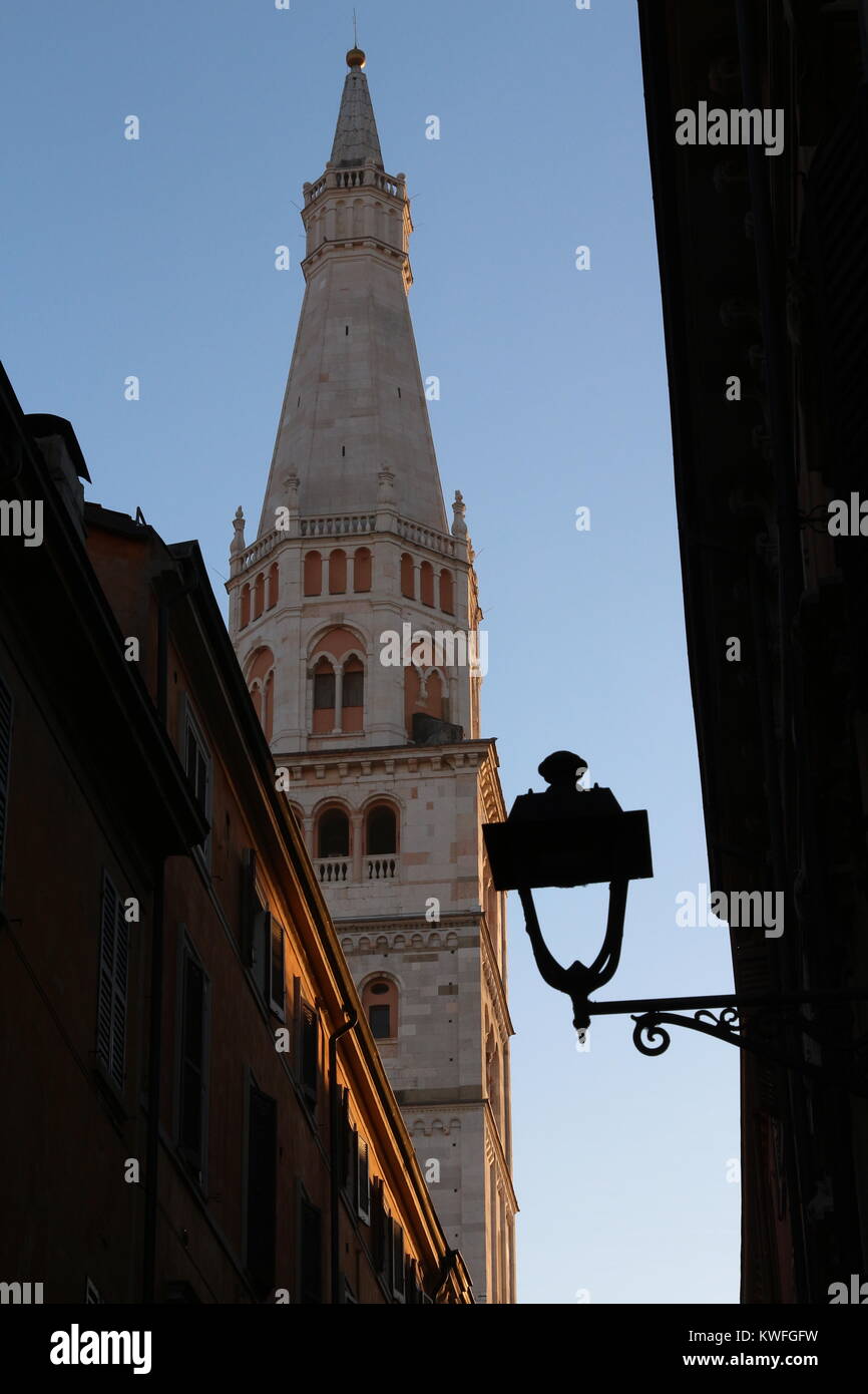 Torre ghirlandina simbolo di modena immagini e fotografie stock ad alta ...