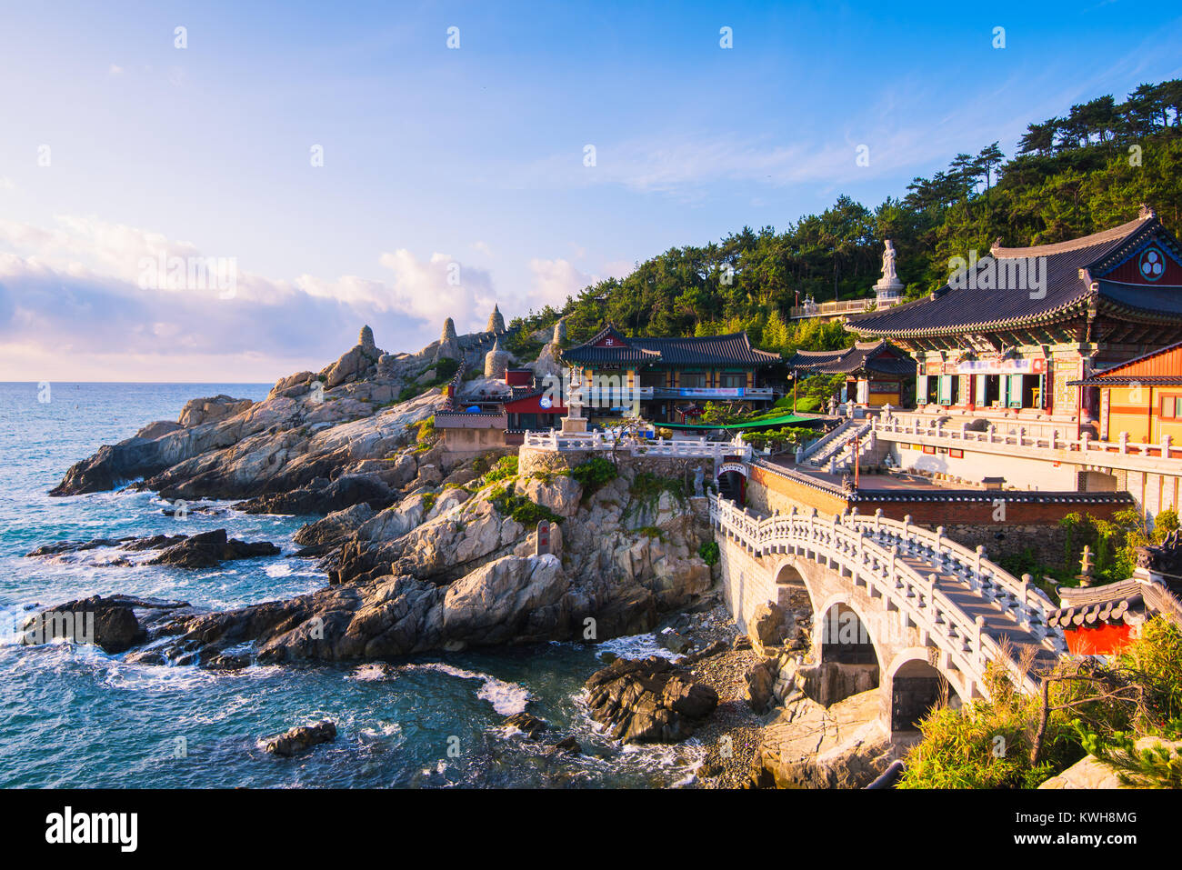 Haedong Yonggungsa tempio di Busan, Corea del Sud Foto stock - Alamy