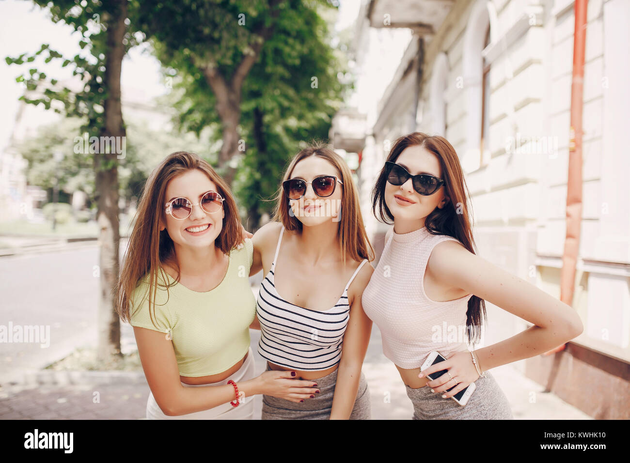 Ragazze per strada immagini e fotografie stock ad alta risoluzione - Alamy