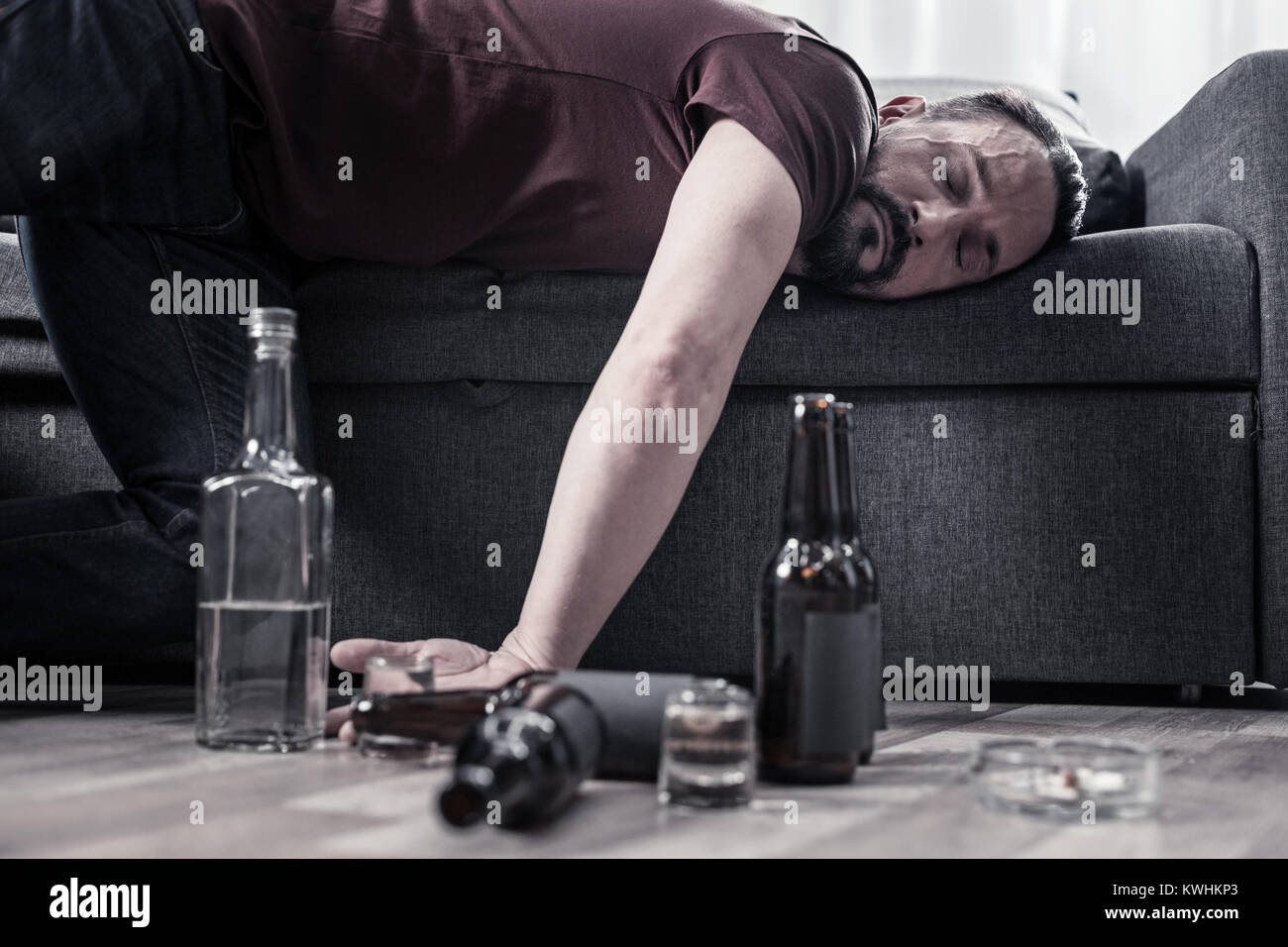 Drunk man sleeping immagini e fotografie stock ad alta risoluzione - Alamy