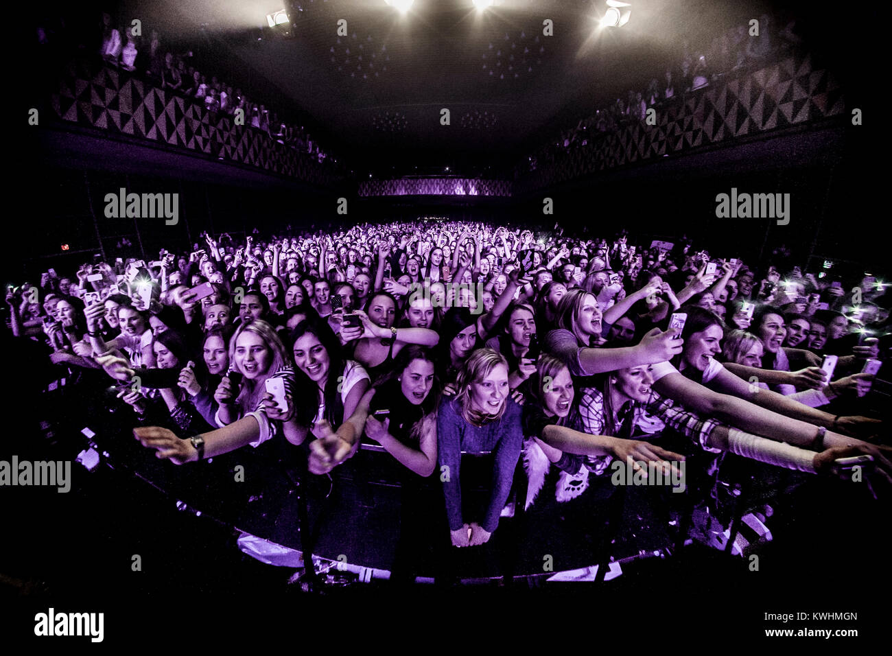 Girls scream concert immagini e fotografie stock ad alta risoluzione ...