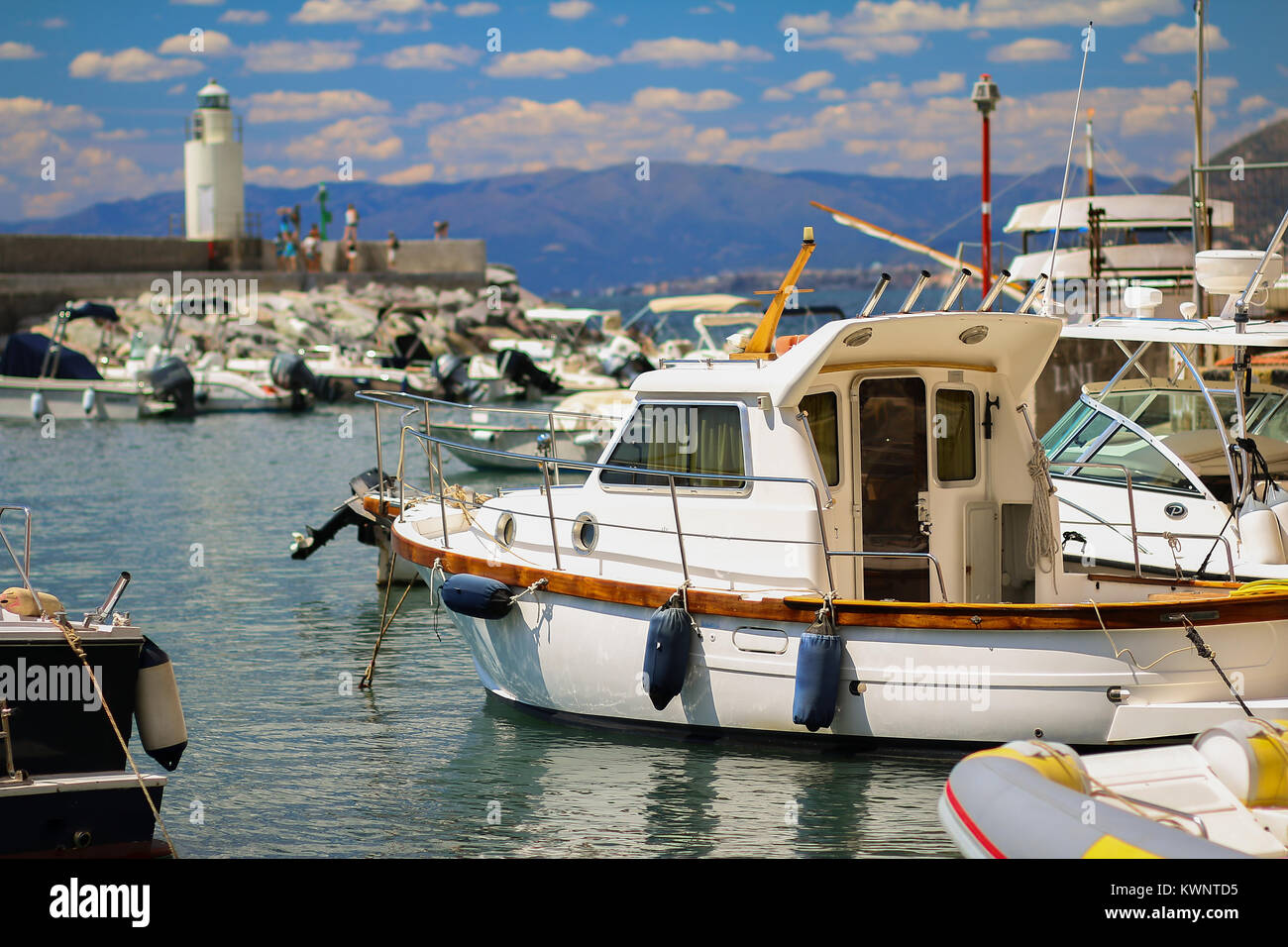 Piccola barca da pesca nel porto di Camogli con il blu del cielo e del ...
