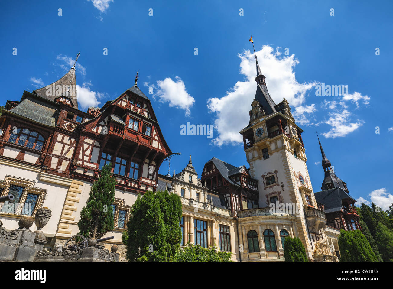 Il Castello di Peles, Romania. Bella famoso castello reale e giardino ...