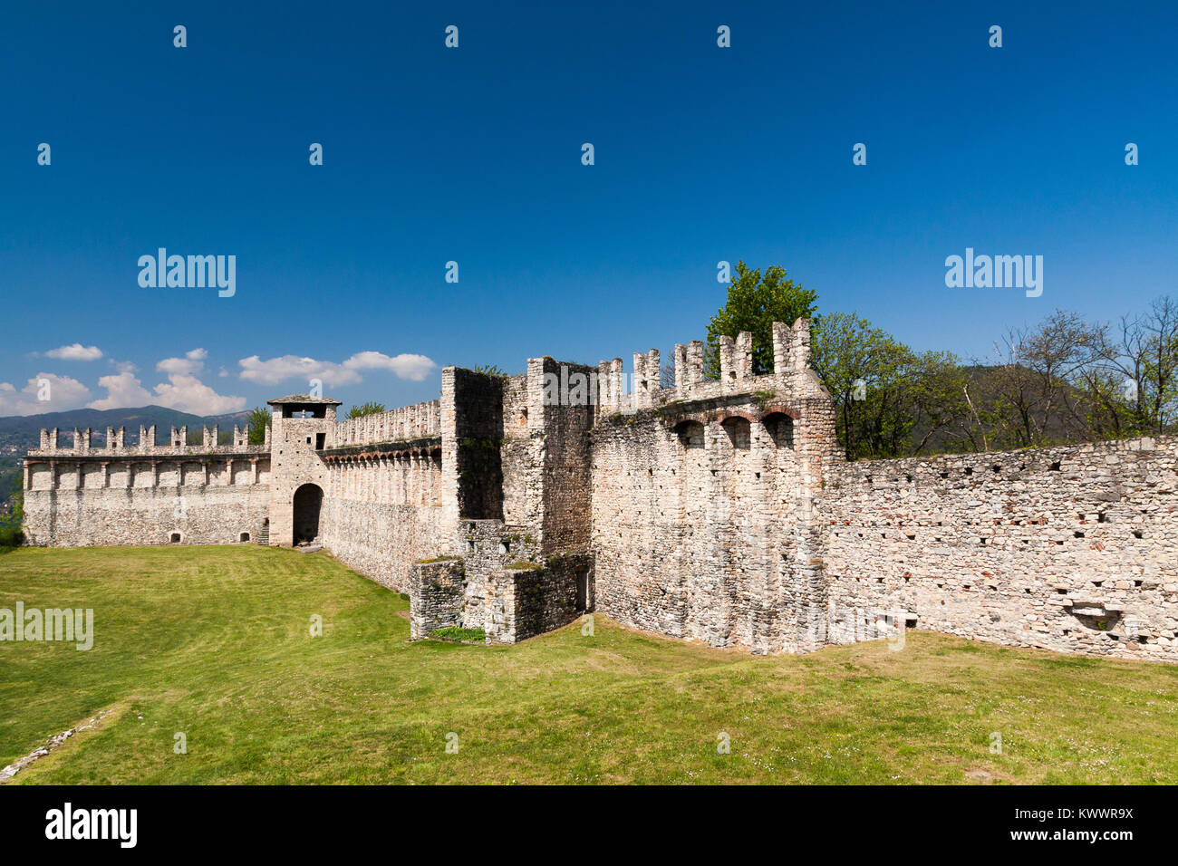 Castello ad angera immagini e fotografie stock ad alta risoluzione - Alamy
