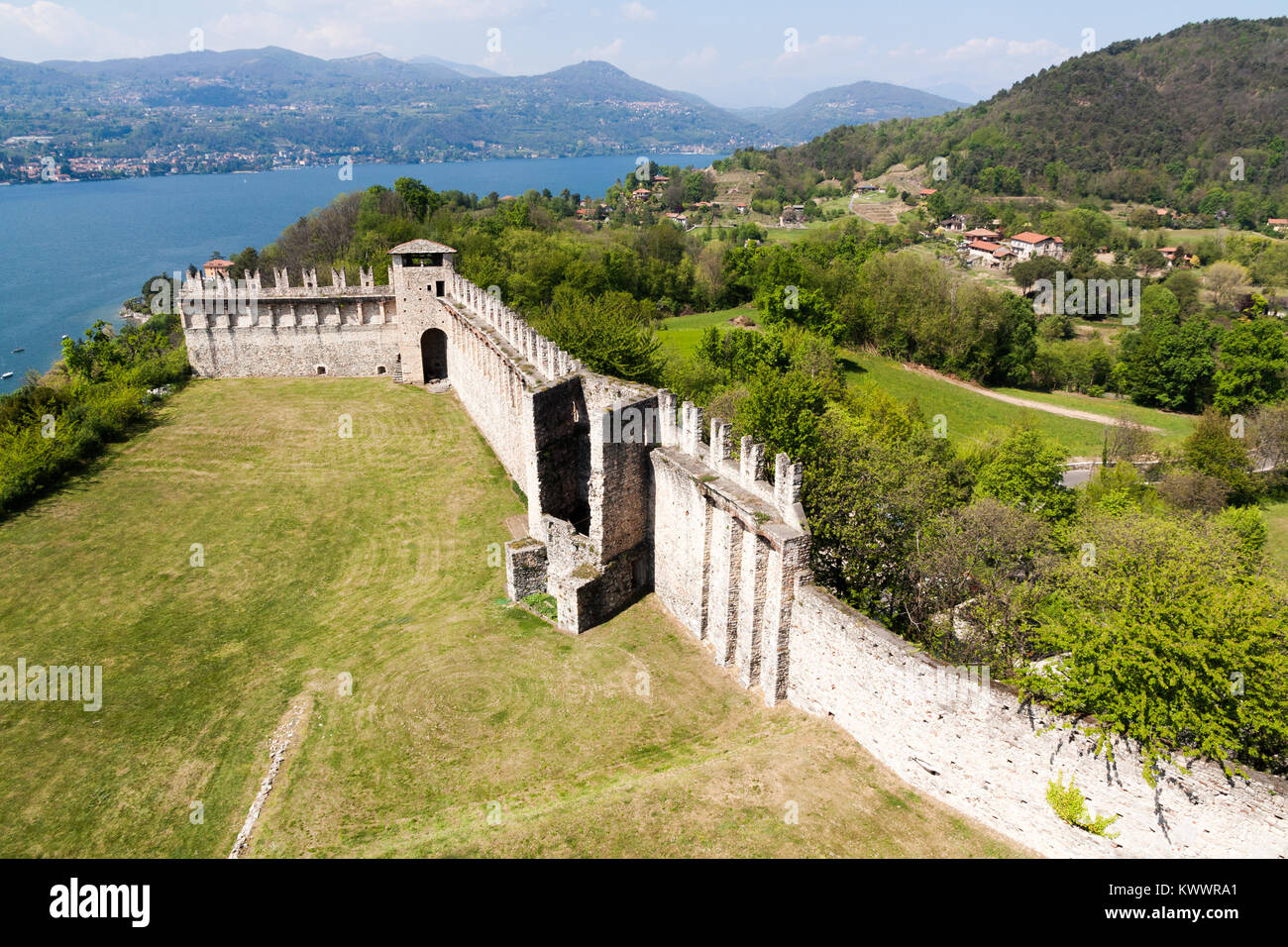 Castello ad angera immagini e fotografie stock ad alta risoluzione - Alamy