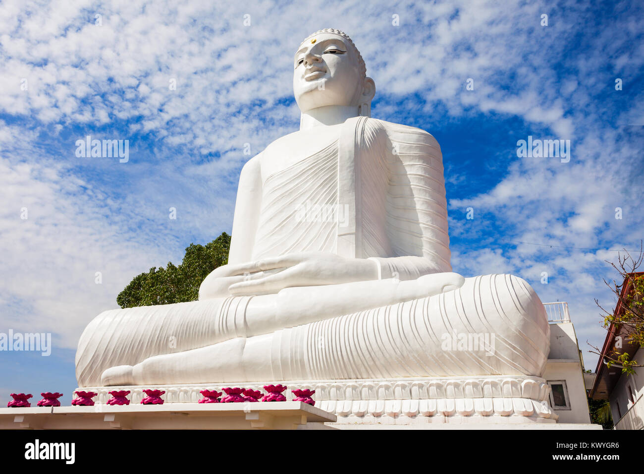 Bahirawa Kanda o Vihara Bahirawakanda statua del Buddha, Kandy, Sri ...